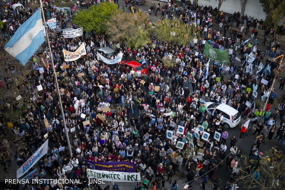 Multitudinaria marcha en defensa de la educación pública – Noticias – UNSL